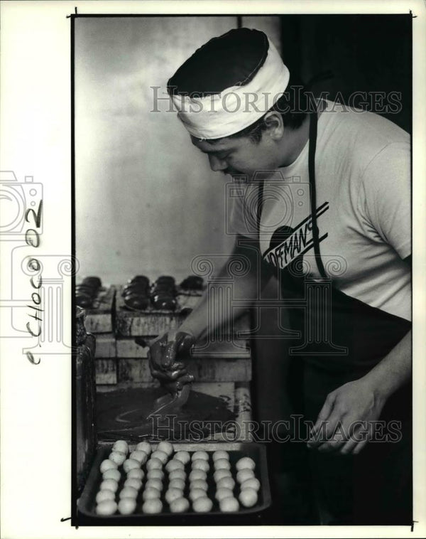 1990 Press Photo Jim Cortez making hand dipped strawberry cream eggs ...