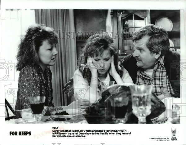 1988 Press Photo Miriam Flynn Kenneth Mars and Molly Ringwald in For K ...