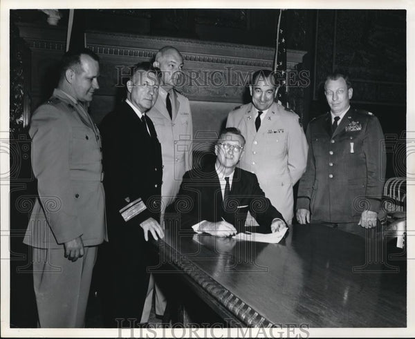 1964 Press Photo Mayor Ralph Locher signs the Armed Forces Day Proclam ...
