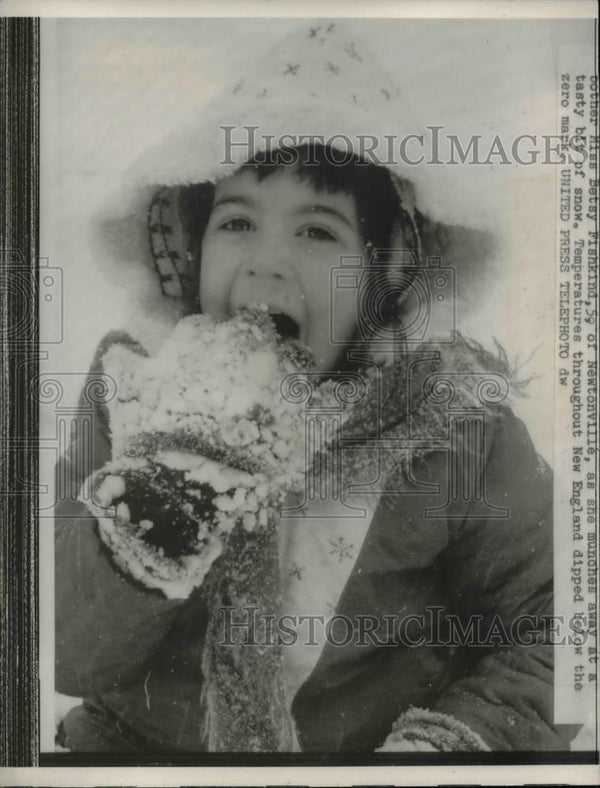 1958 Press Photo Betsy Fishkind age 5 Newtonville plays in snow ...