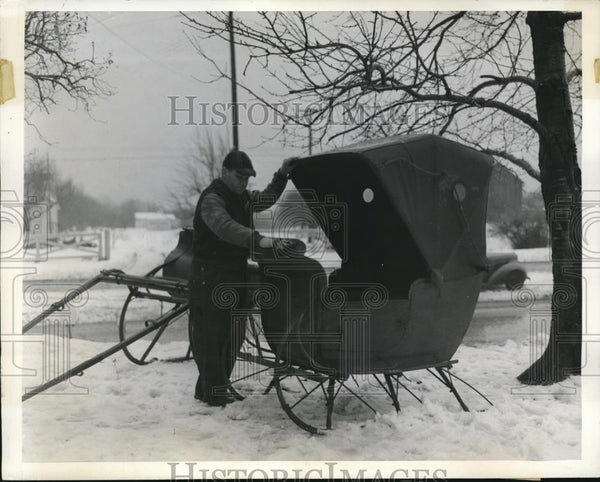 1942 Press Photo Nick Nero rents out sleighs, cab cutter, Cleveland Oh ...