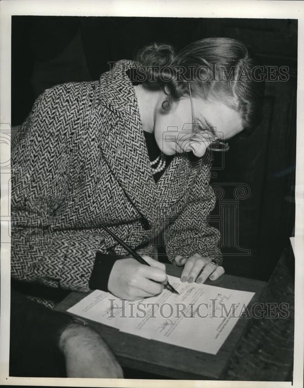 1939 Press Photo Philadelphia Pa Elizabeth Goodrich casting a vote - n ...