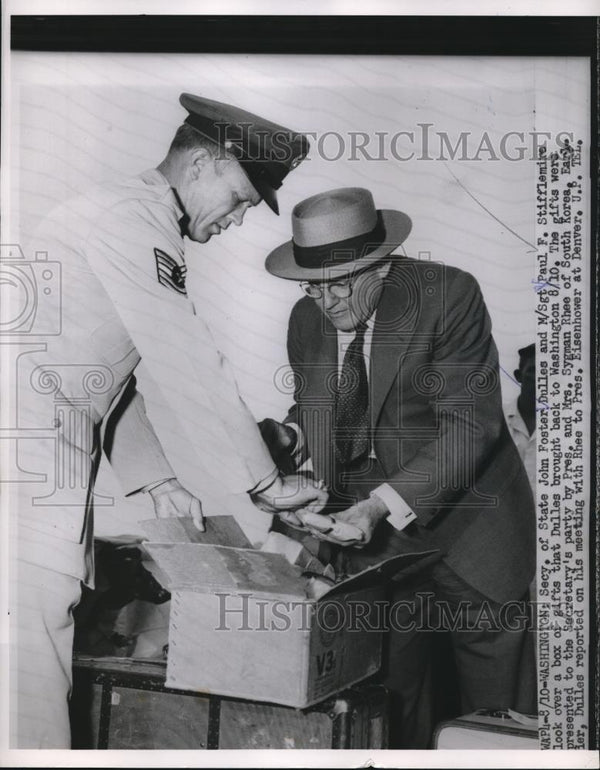 1953 Press Photo John Foster Dulles and Paul F Stifflemire look at box ...
