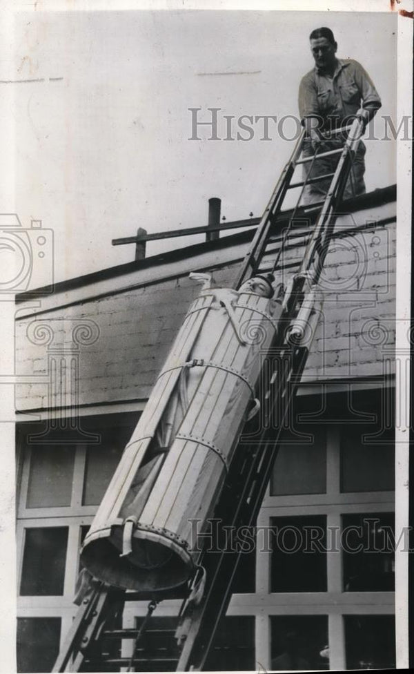 1941 Press Photo New Stretcher developed by Joe Lucci for fire victims ...