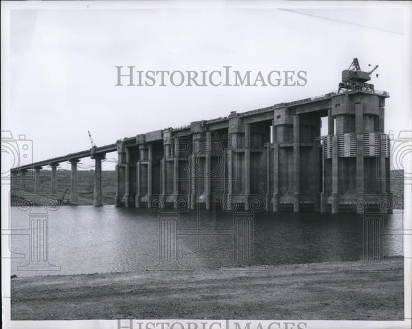 1932 Press Photo Oahe Dam & Resevoir intake structures - Historic Images