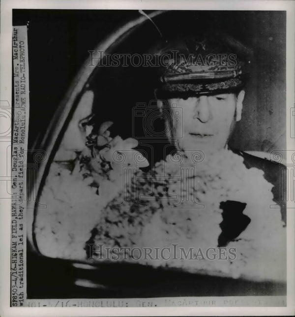 1951 Press Photo Gen. Douglas MacArthur with his wife, Mrs. MacArthur ...