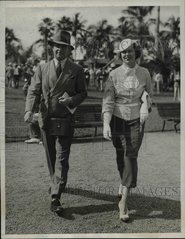 1933 Press Photo Mr. and Mrs. Al Davis of New York at the Race Track i ...
