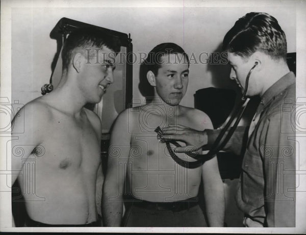 1945 Press Photo Earl D. Stritenberger & Joseph M. Aills Examined by R ...