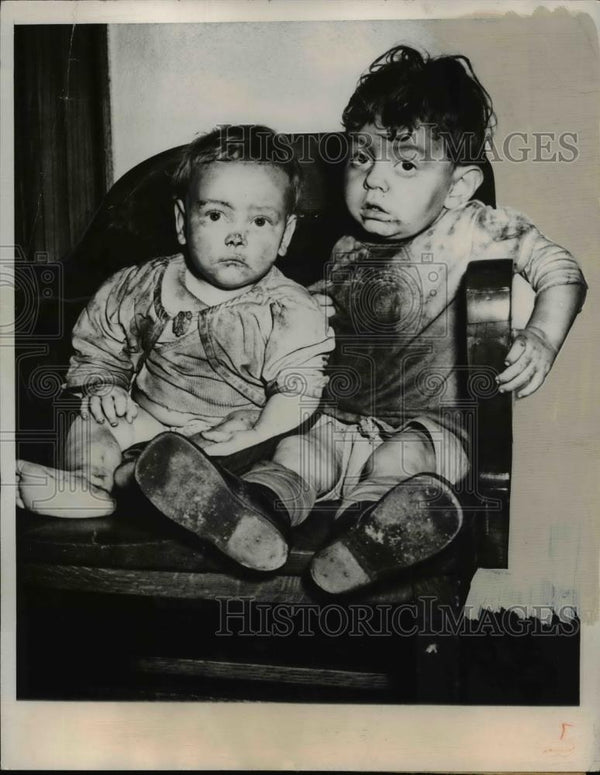 1950 Press Photo Delbert with his brother Neale after being brought to ...