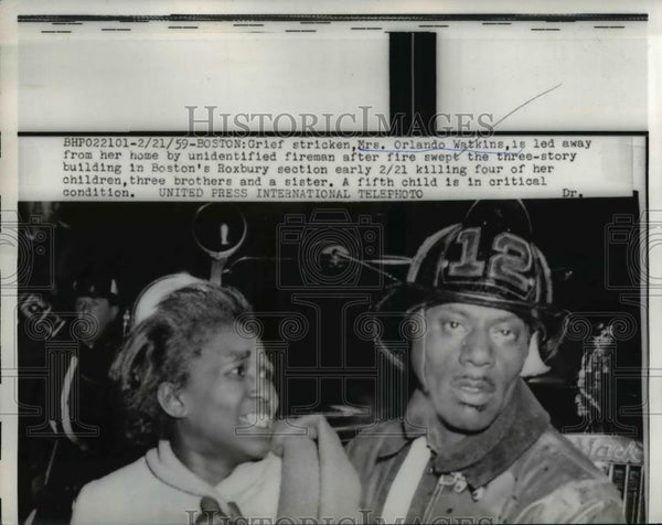1959 Press Photo Mrs. Orlando Watkins led away from her burning home b ...