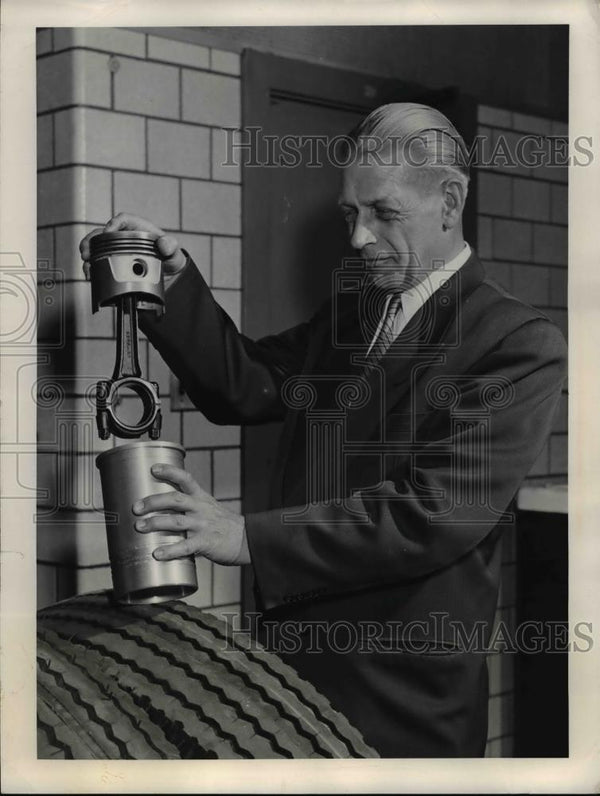 1958 Press Photo James M Smith Manager at Alcoa's Cleveland developmen ...
