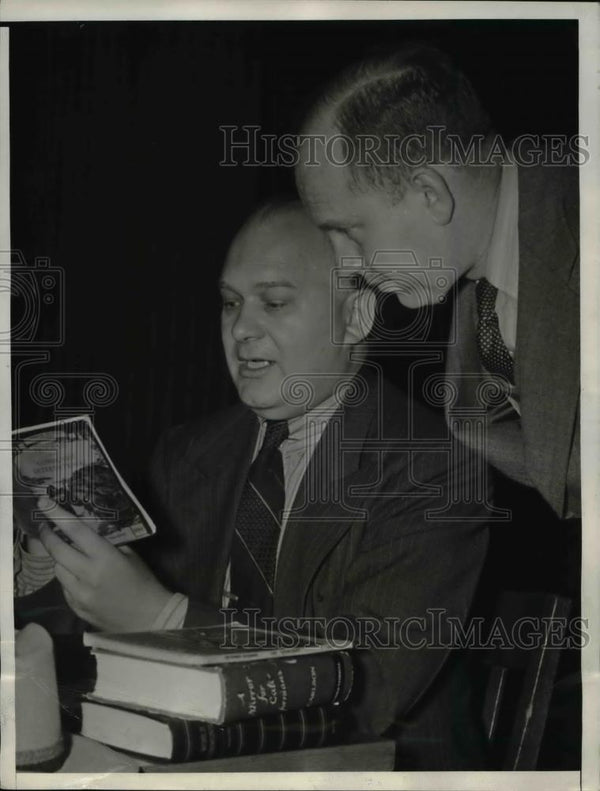 1941 Press Photo Oliver Carlson and Attorney Richard Combs - Historic ...