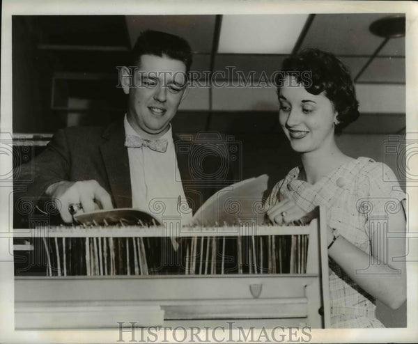 1958 Press Photo R.G. Wessel acquaints Phyllis Bongartz with Filing Sy ...