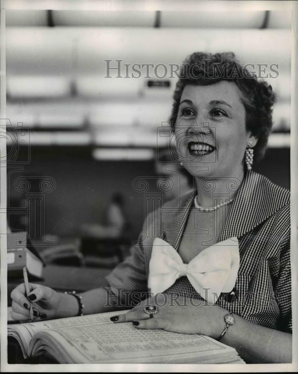 1957 Press Photo Mrs. Lilah C. Rodenberger in General Accounting Offic ...