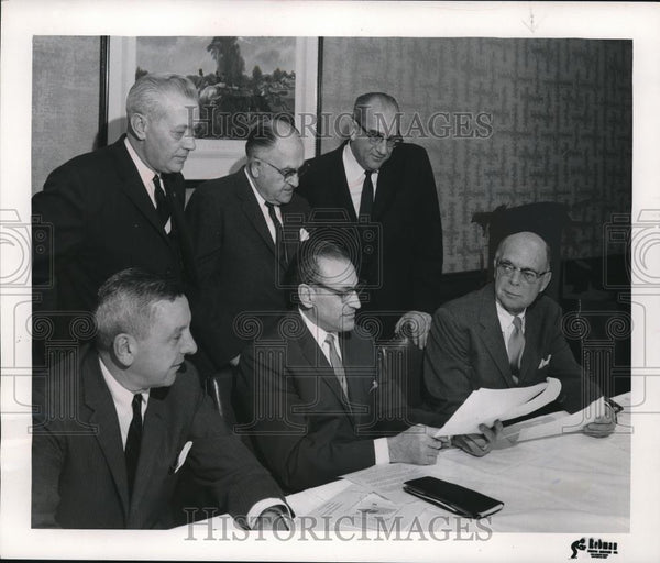 1965 Press Photo U.S. Savings Bonds Executive Committee, Wade N. Harri ...