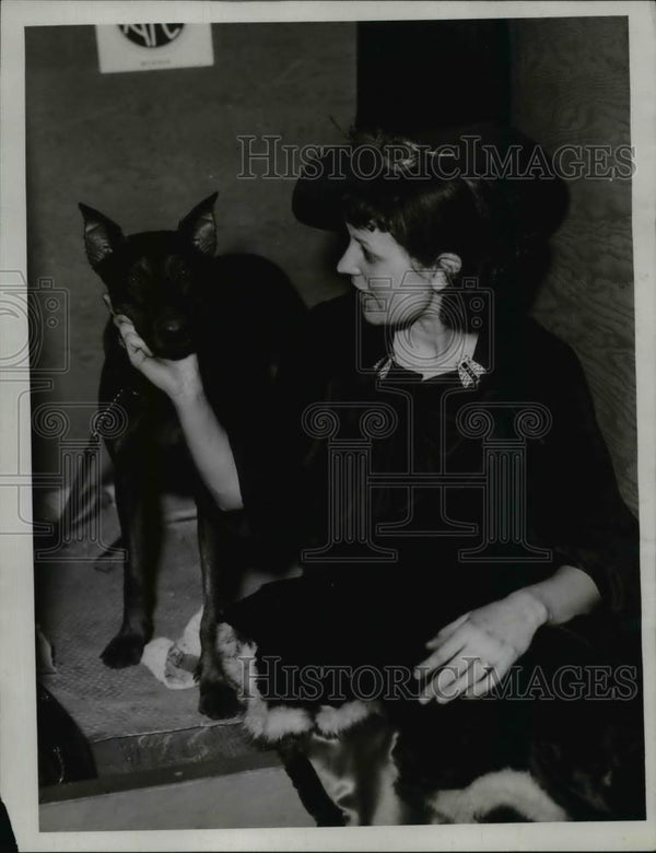 1935 Press Photo Doberman Pinscher Ruth Hogue dog Show - Historic Images