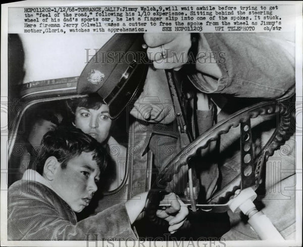 1968 Press Photo Fireman Jerry Colwell Attempts to Free Jimmy Welch's ...