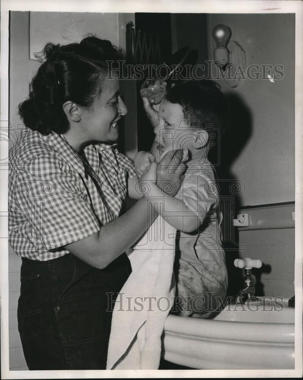 1948 Press Photo Dork A. Raynor Oreoares Sandy Berke for Bath ...