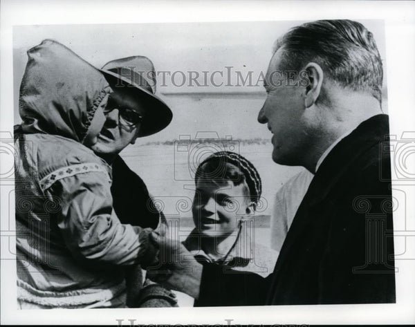 1963 Press Photo Rockefeller With A Child. - nee48970 - Historic Images