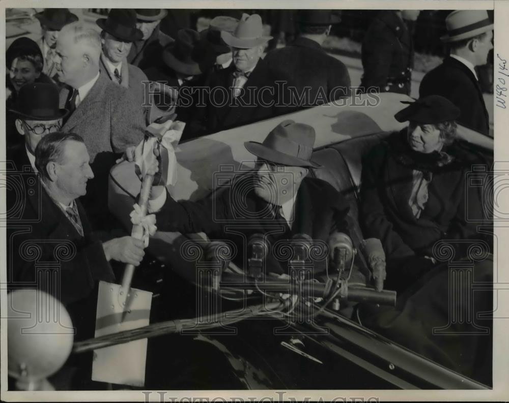 1938 Press Photo Washington President Roosevelt receives gilded spade ...