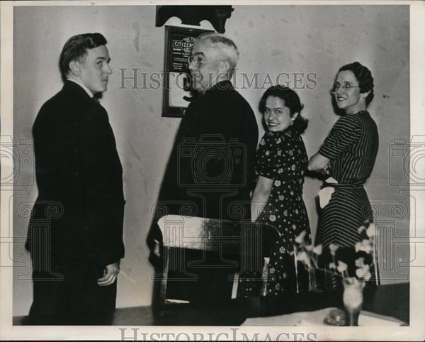 1939 Press Photo OE Barr Cashier, Lucille Weaver & Katherine Mead Bank ...