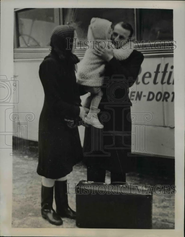 1941 Press Photo French Workman Says Goodbye to Wife & Daughter Going ...