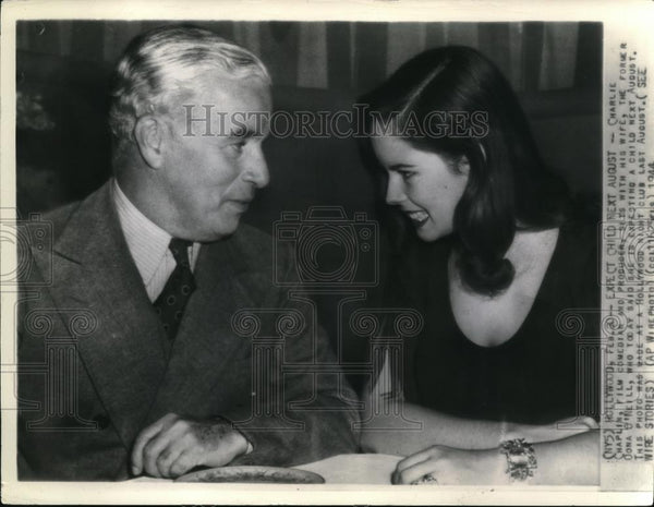 1944 Press Photo Charlie Chaplin, film comedian and producer sets with ...