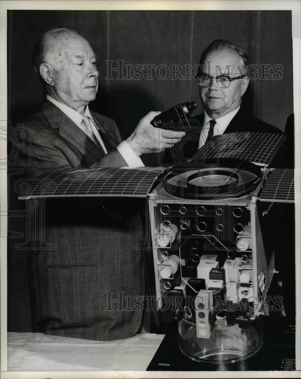 1967 Press Photo New York-David Sarnoff shows Dr. Elmer Engstrom tiny ...