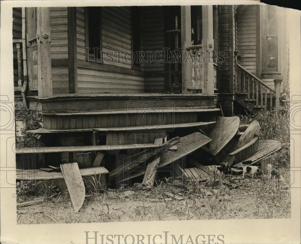 1925 Press Photo Steps of a house that are falling apart with age - ne ...