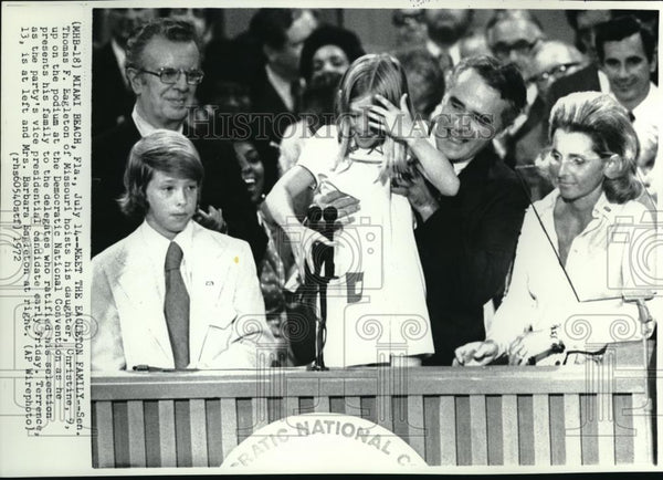 1972 Press Photo Sen. Thomas F. Eagleton of Missouri hoists his daught ...