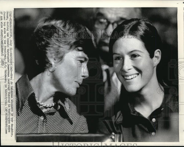 1973 Press Photo Mrs. H.R. Haldeman whispers to her daughter Susan, du ...