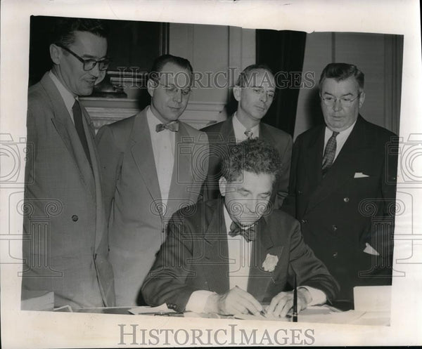 1951 Press Photo Governor Lausche signs a proclamation for TB control ...