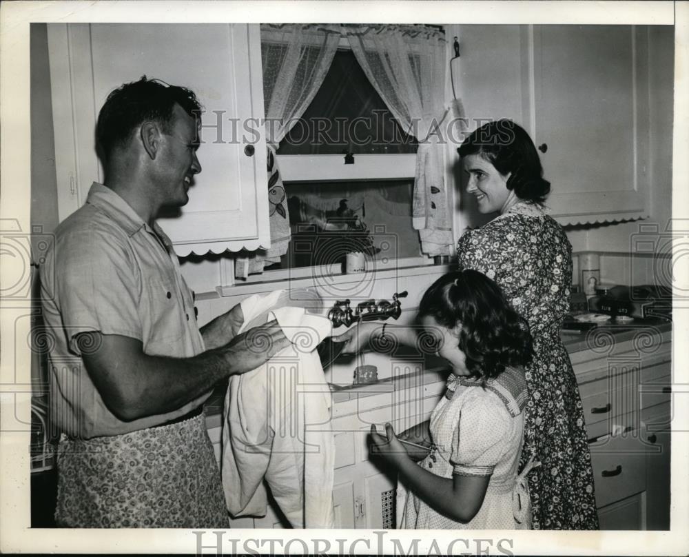 1941 Press Photo Arthur Palmer dons an apron to help Mrs. Palmer in th ...
