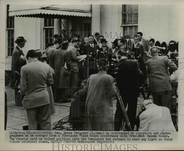 1952 Press Photo Washington: Estes Kefauver surrounded by reporters ...