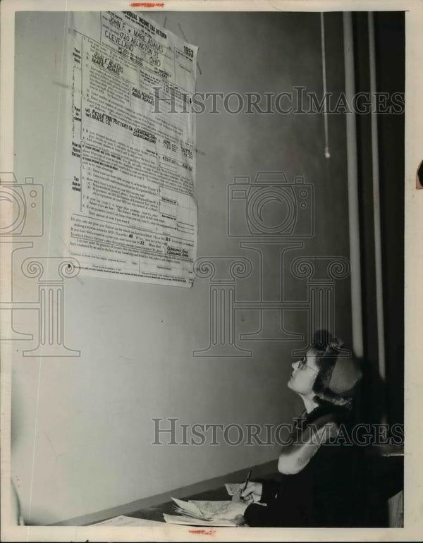 1954 Press Photo Mrs. Ann Slepko of Parma at Bureau of International R ...