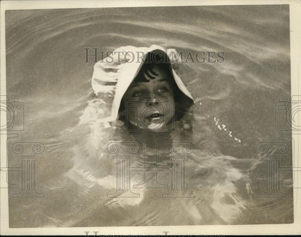 1926 Press Photo Sarah Jane Jackson shows unusual stunt of undressing ...