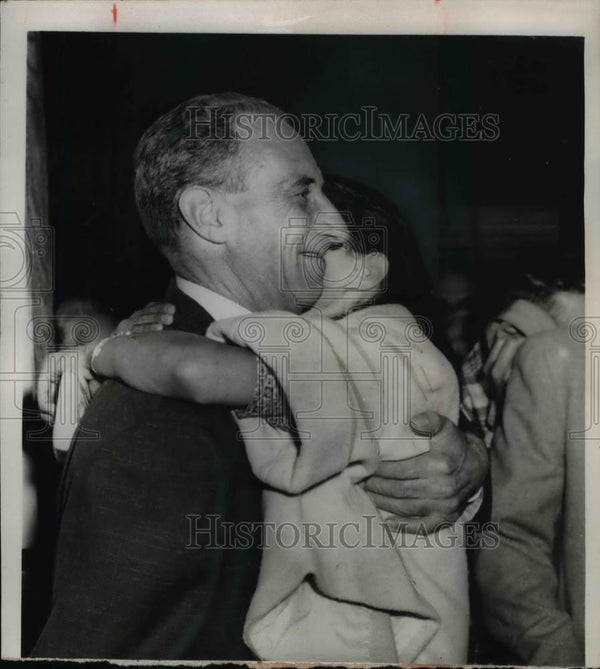 1955 Press Photo Harry Bridges hugging woman. - Historic Images