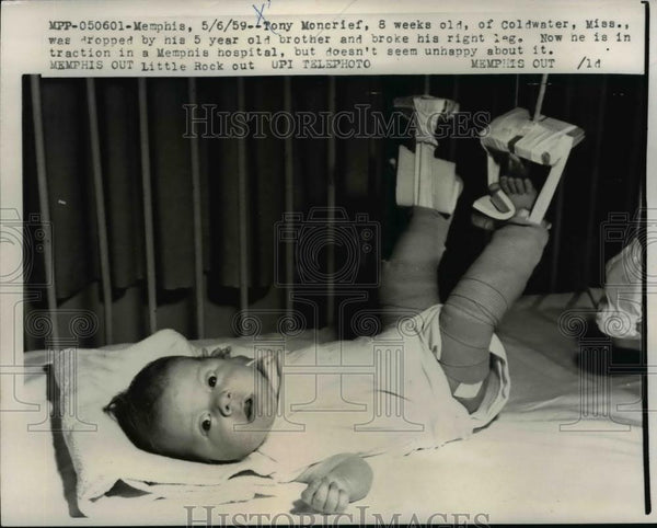 1959 Press Photo Tony Moncrief dopped by his brother and broke his rig ...