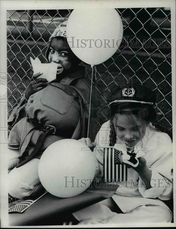 1979 Press Photo Rochelle Woods, Jennifer Coakerll eat cake at a Cleve ...