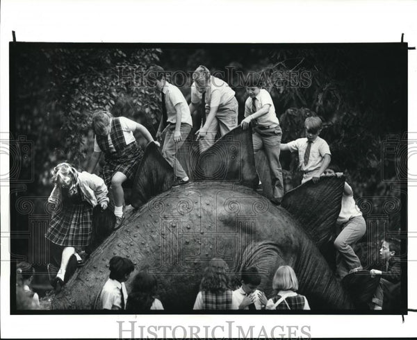1989 Press Photo St. Vincent DePaul Fourth graders at Natural History ...