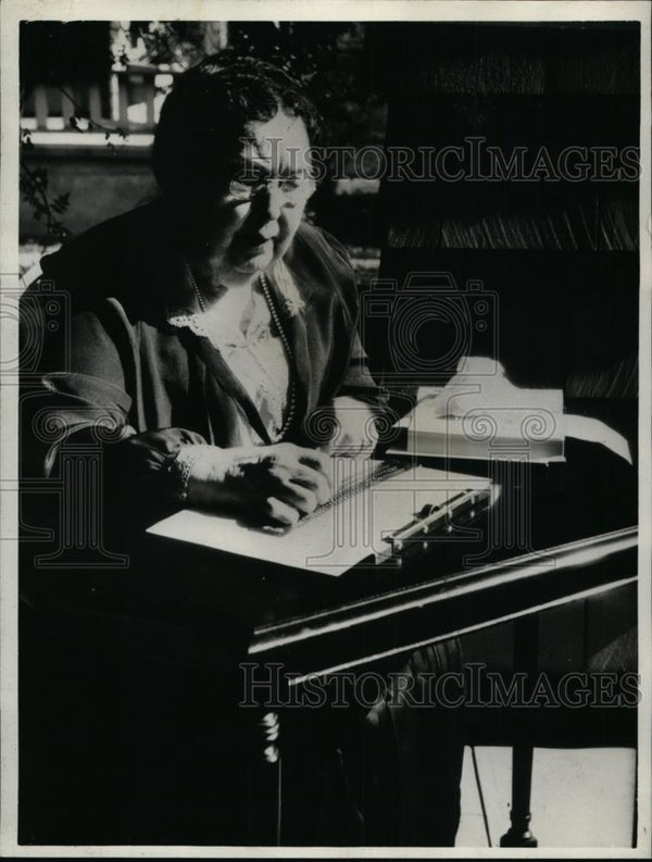 1930 Press Photo Helen R.Lewis of Portland Oregon accomplish with the ...