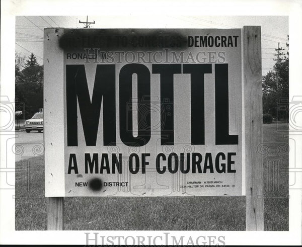 1983 Press Photo One of Ron Mottl's "recycled" signs used in son's cam ...