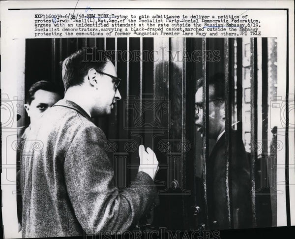 1958 Press Photo Irwin Suall argues with attendant at the gate of Russ ...