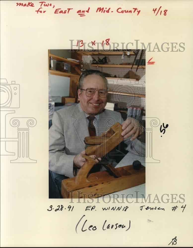 1991 Press Photo Leo Larsen, retired Financial secretary and business ...