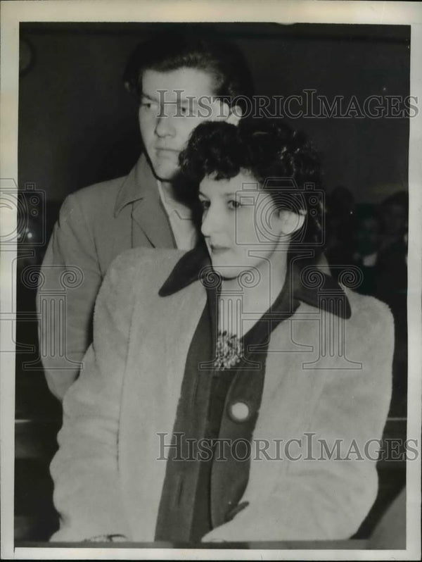 1943 Press Photo Mrs Elsie Lieberman cab driver at court with William ...