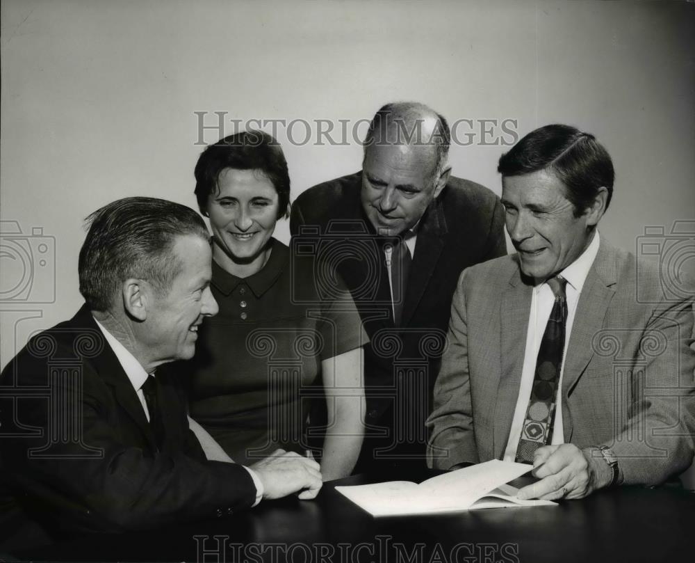 1969 Press Photo Judge Robert Foley, Ms Fred Riggs, Dr G.Hearn and Joh ...