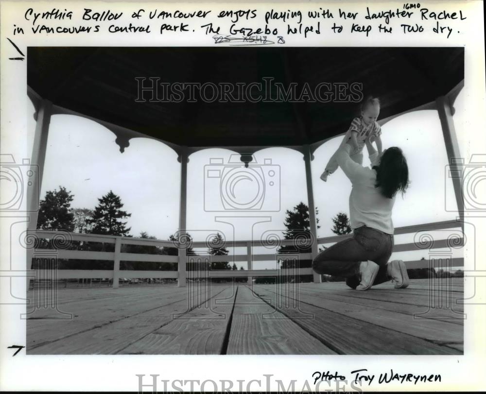 1990 Press Photo Cynthia Ballou spent high quality playtime with her d ...