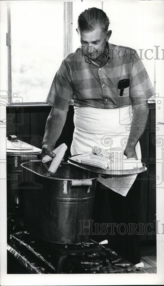 1973 Press Photo Hud Johnson chief corn cooker drops corn into boiling ...