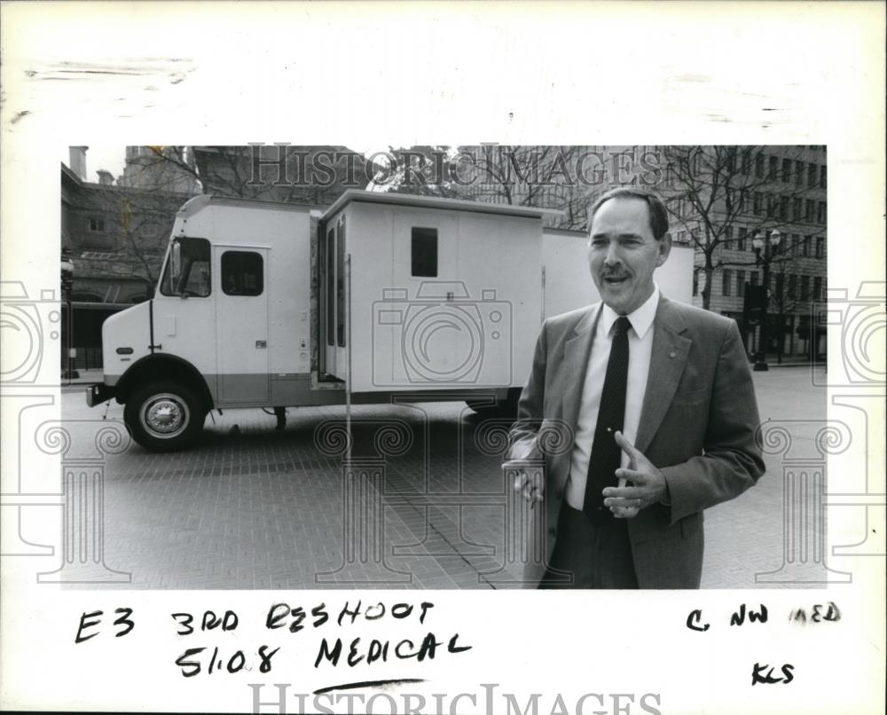 1989 Press Photo Ron Post president of NOrthwest Medical Team, describ ...