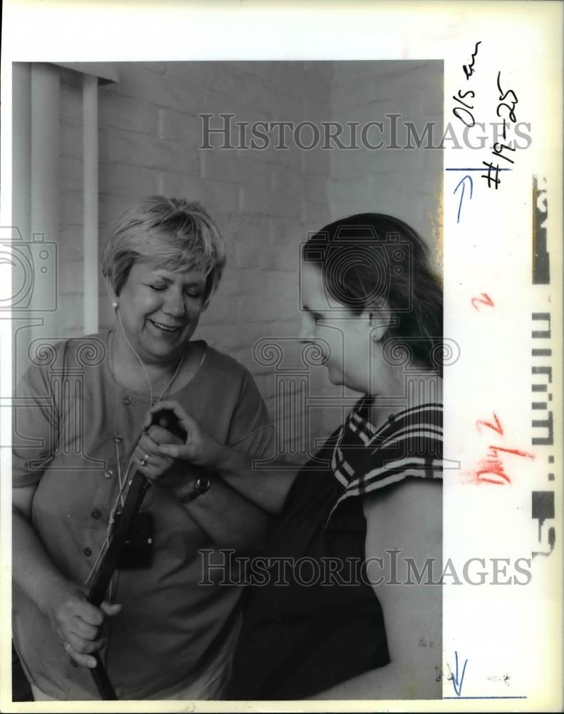 1991 Press Photo Gail Shearer shows fellow student Lena Hinkle that sh ...